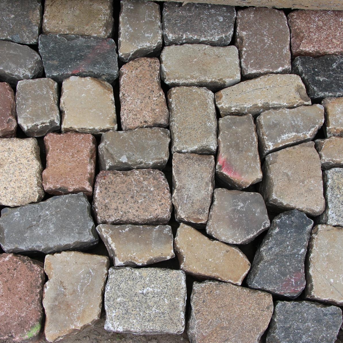 Rustikale gebrauchte bunte Pflastersteine, Großpflaster Grauwacke u. a ...